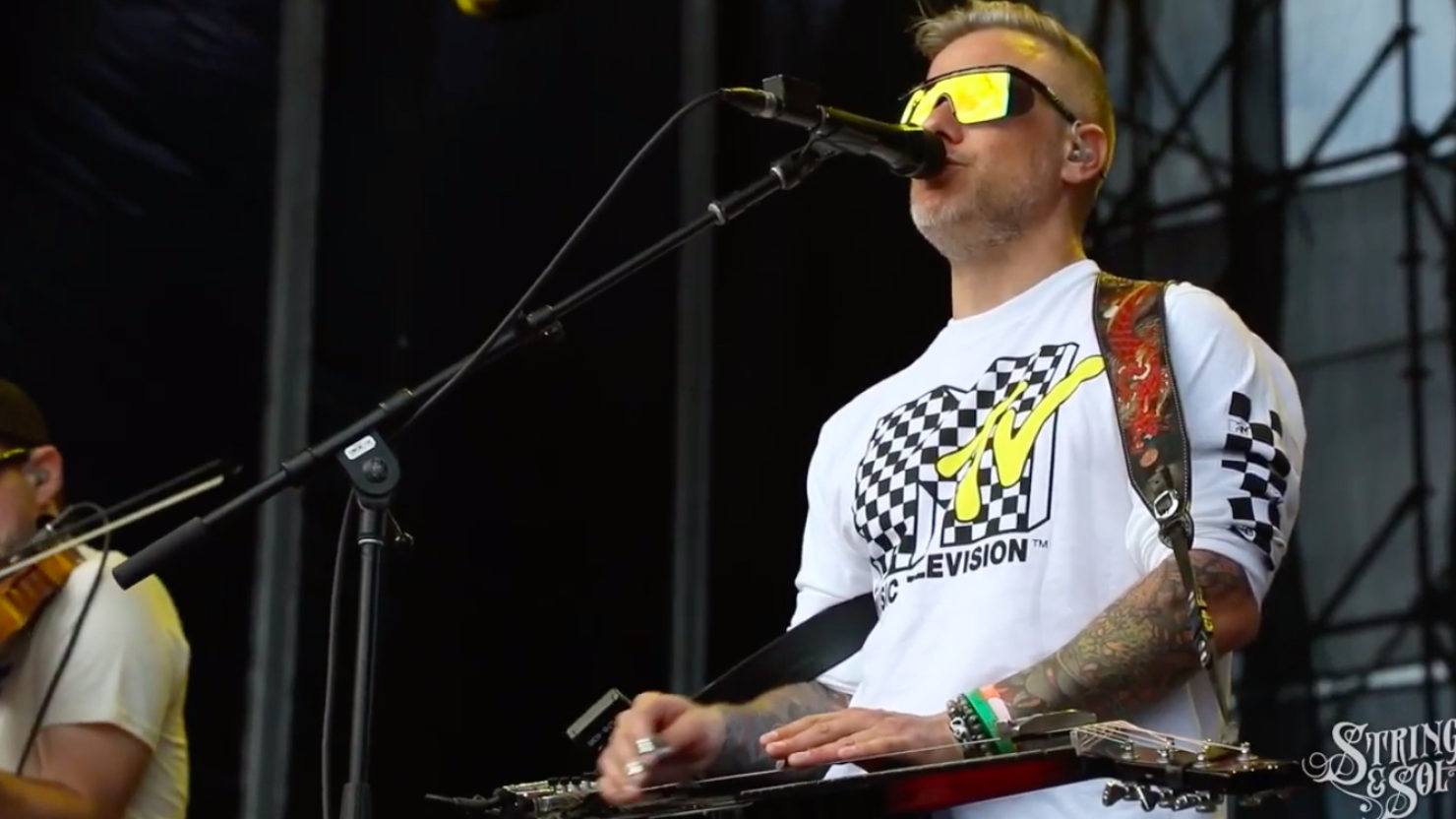 The Infamous Stringdusters Perform 'Light & Love' At Strings & Sol 2018
