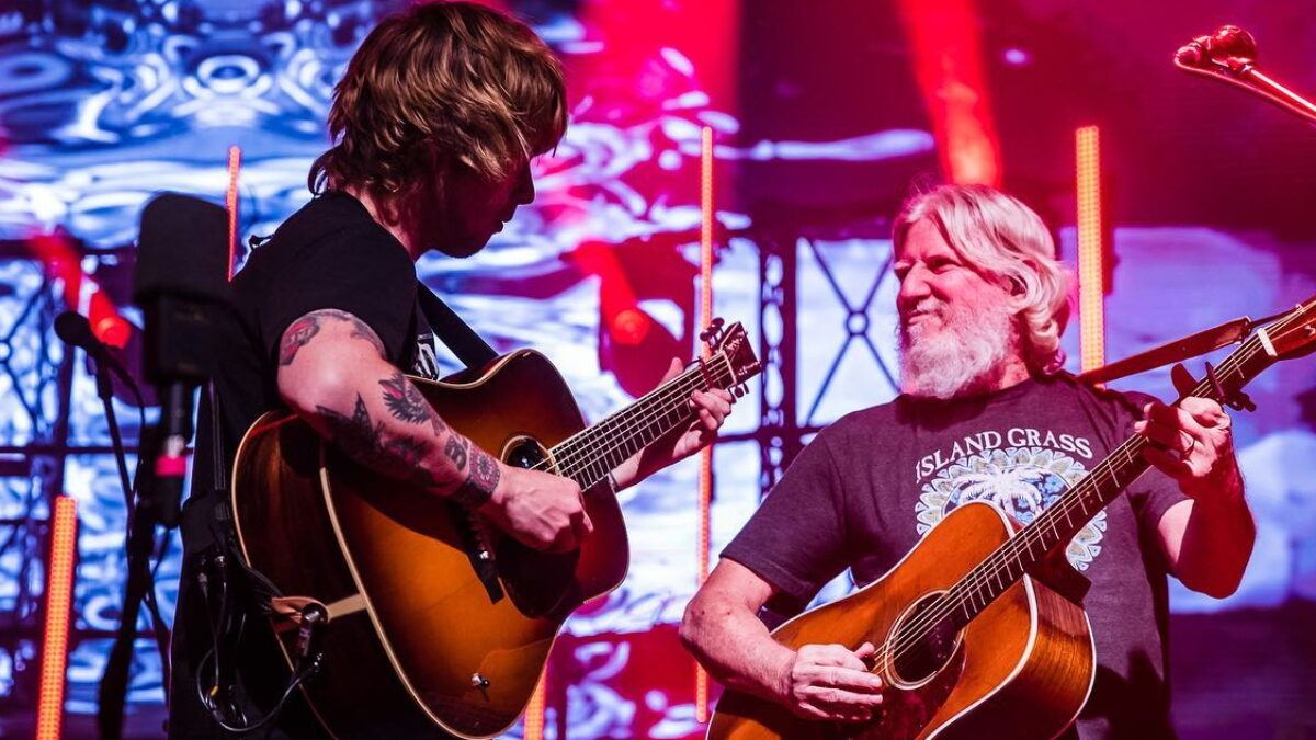 Billy Strings Performs ‘Red Daisy’ On ‘Kimmel’