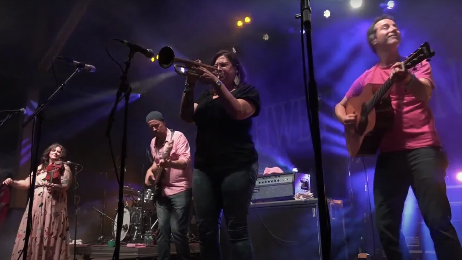 Yonder Mountain String Band Plays ‘Rag Doll’ With Jennifer Hartswick & Others At Northwest ...