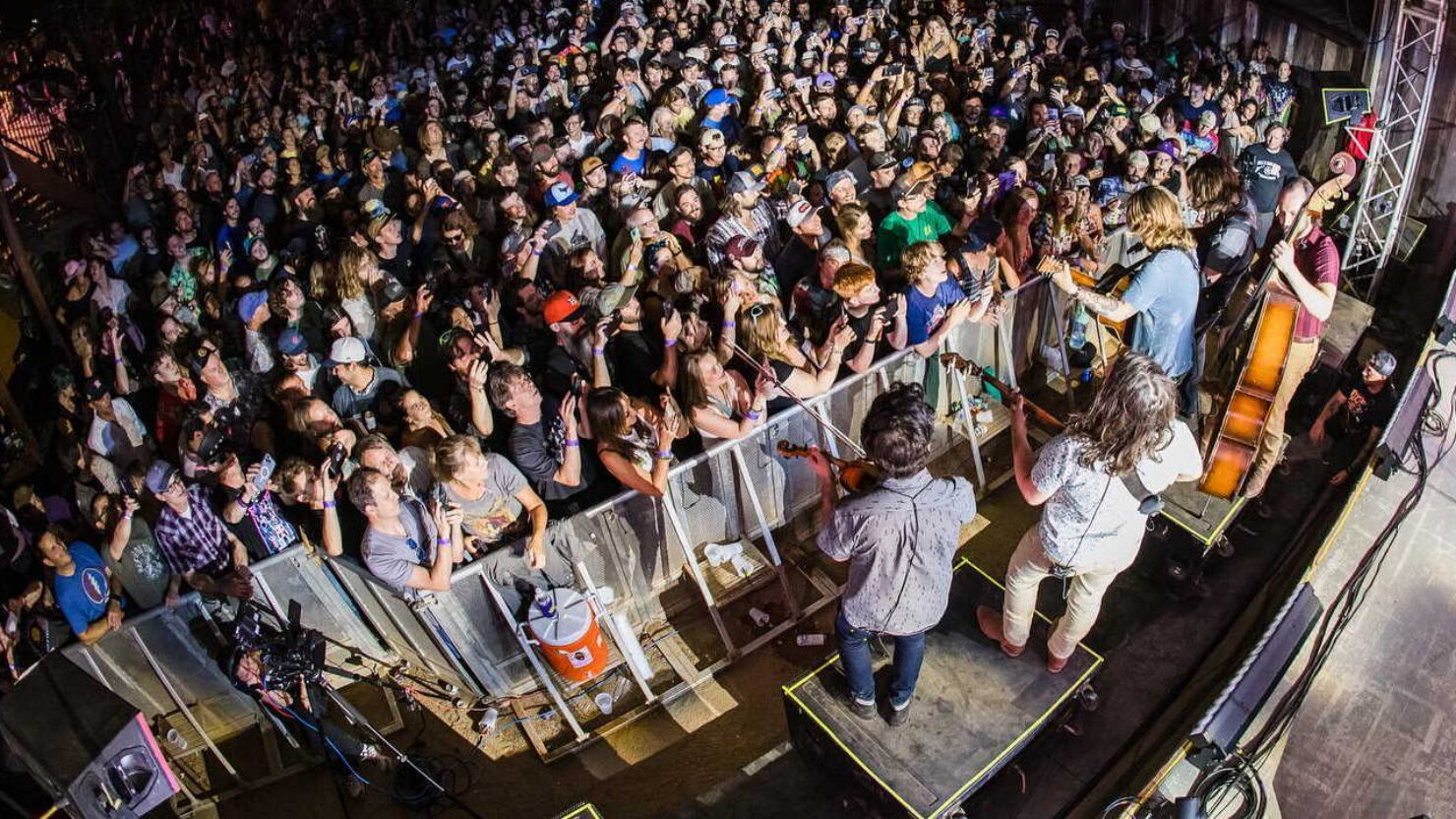 Watch Billy Strings End Marathon Austin Concert With Unamplified ‘Will The Circle Be Unbroken’