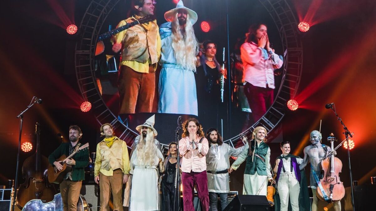 Billy Strings Delivers Electric ‘Away From The Shire’ Finale On ...