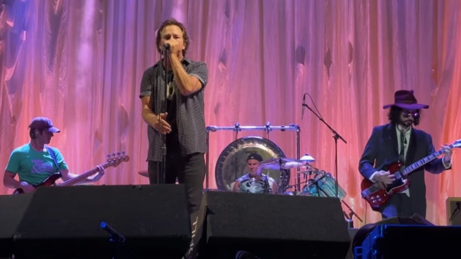 Eddie Vedder Performs Tom Petty Covers With Stevie Nicks & Mike Campbell At Ohana Fest