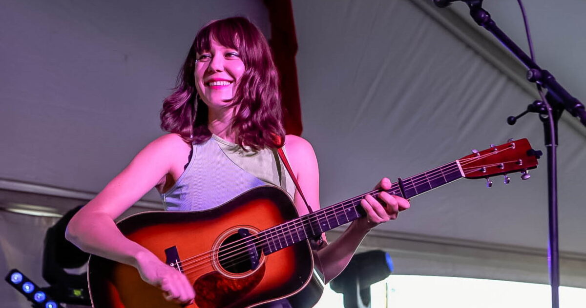 Listen To Grammy Nominee Molly Tuttle Cover 2022 Best New Artist Olivia ...