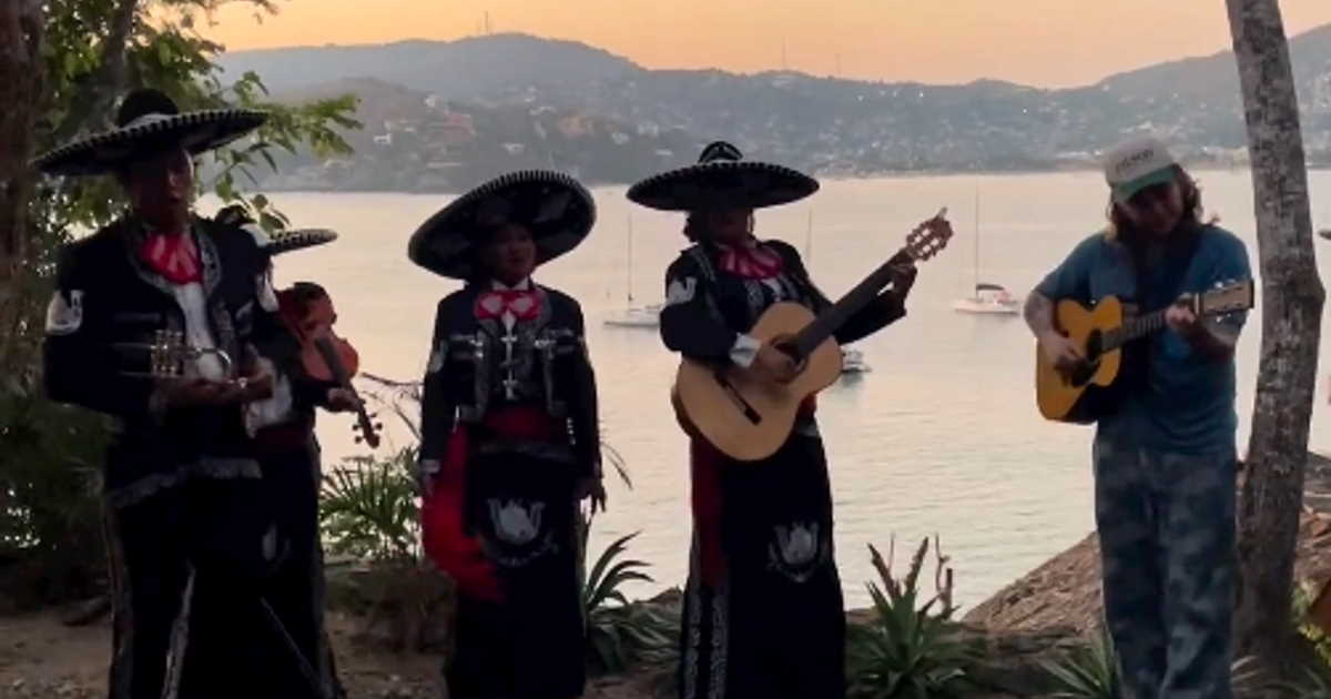 Watch Billy Strings Perform With Mariachi Band In Mexico