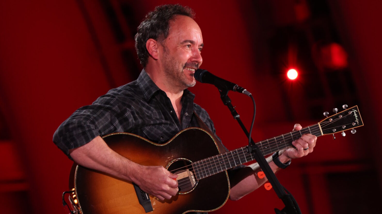 Dave Matthews Performs Solo ‘funny How Time Slips Away At Willie