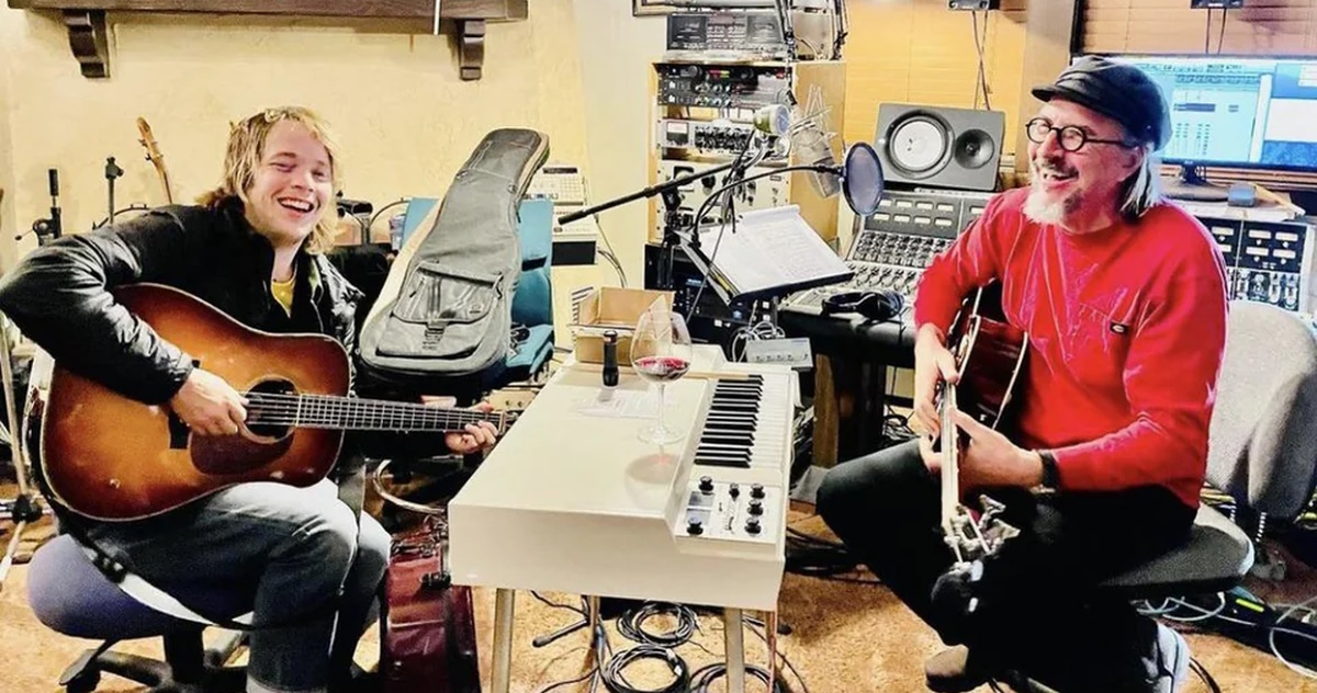 Duo de TWow! Les Claypool & Billy Strings Priming New Album