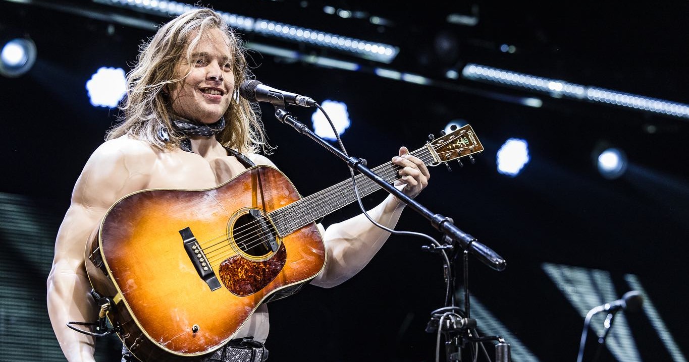 Billy Strings Announces Free Livestream Of Wrestling Themed ‘van Andel