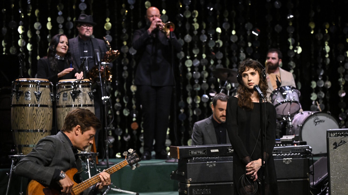 Clairo Performs Enchanting Juna On Fallon