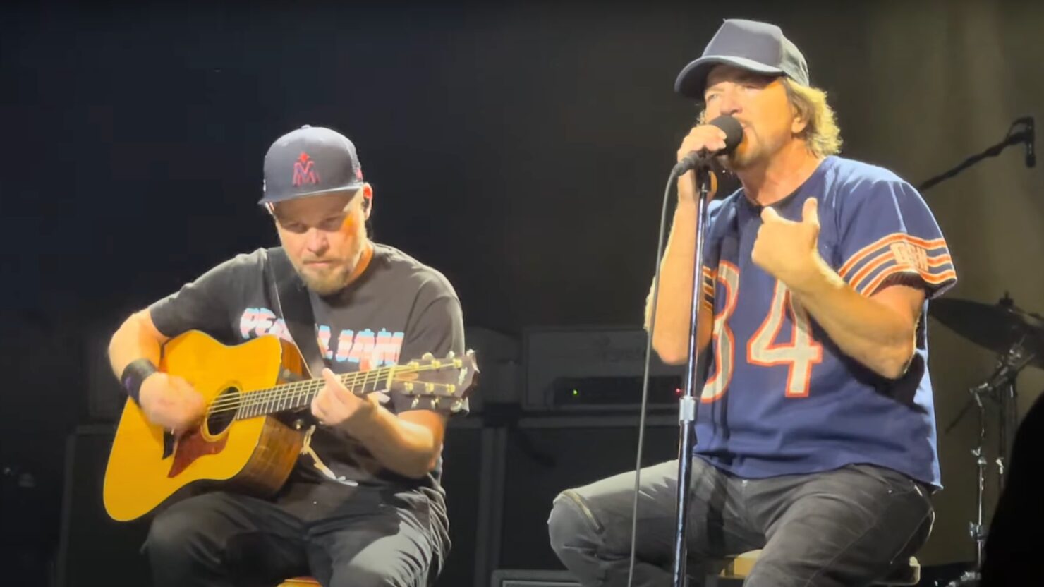 Pearl Jam’s Eddie Vedder & Jeff Ament Break Out ‘Bee Girl’ At 2nd ...